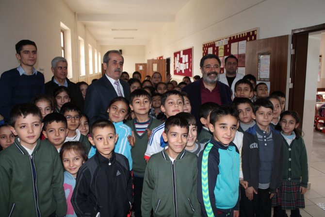 Yazar Ahmet Ümit mezun olduğu okula gitti, 45 yıllık anılarını tazeledi