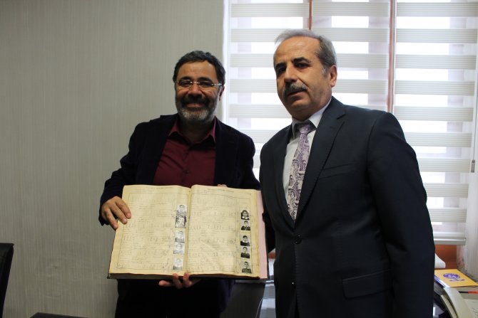 Yazar Ahmet Ümit mezun olduğu okula gitti, 45 yıllık anılarını tazeledi