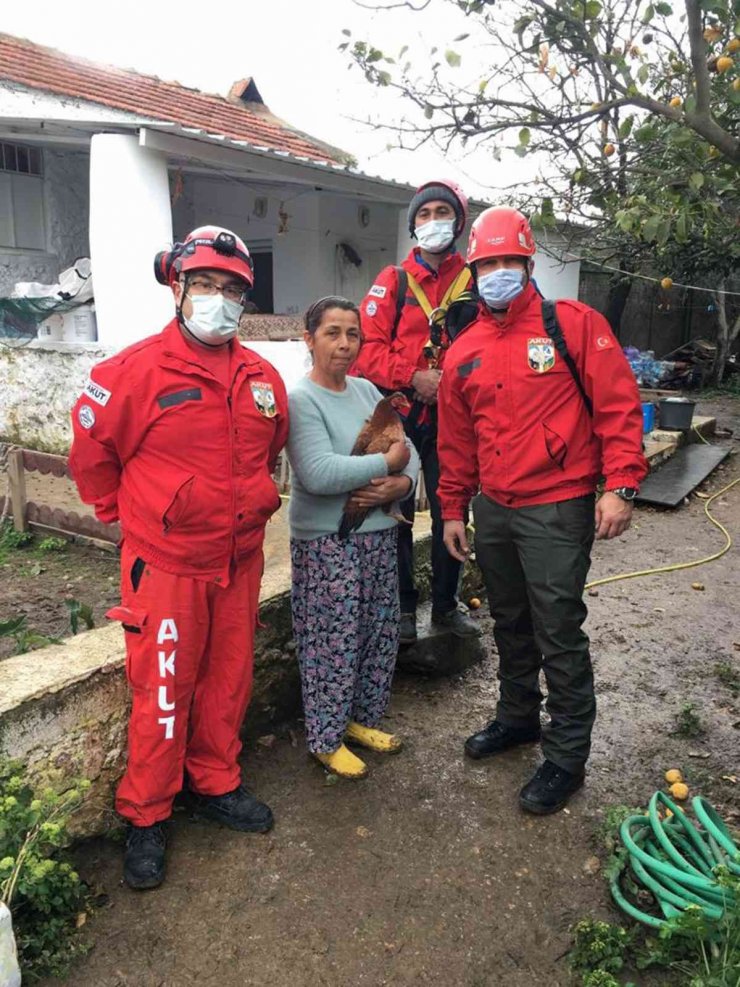 Su dolu kuyuya düşen tavuğu AKUT kurtardı